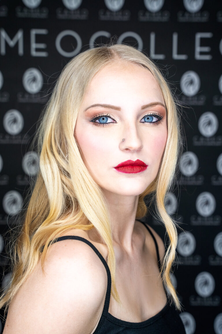 Best Lighting: Choosing Light To Apply Makeup